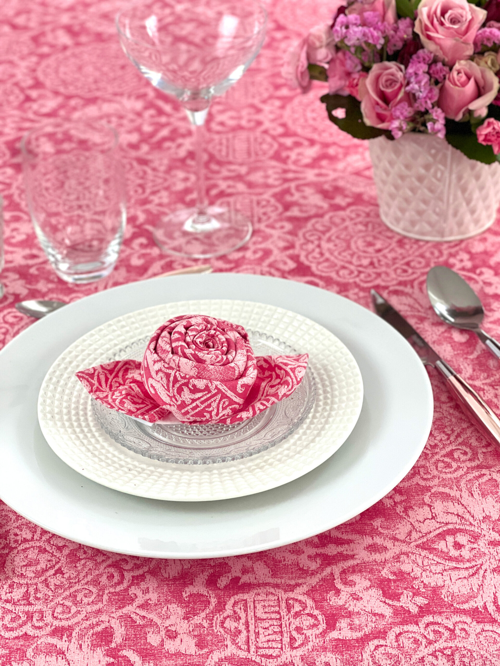Video tutorial for folding a rose napkin for Mother's Day | Beauvillé